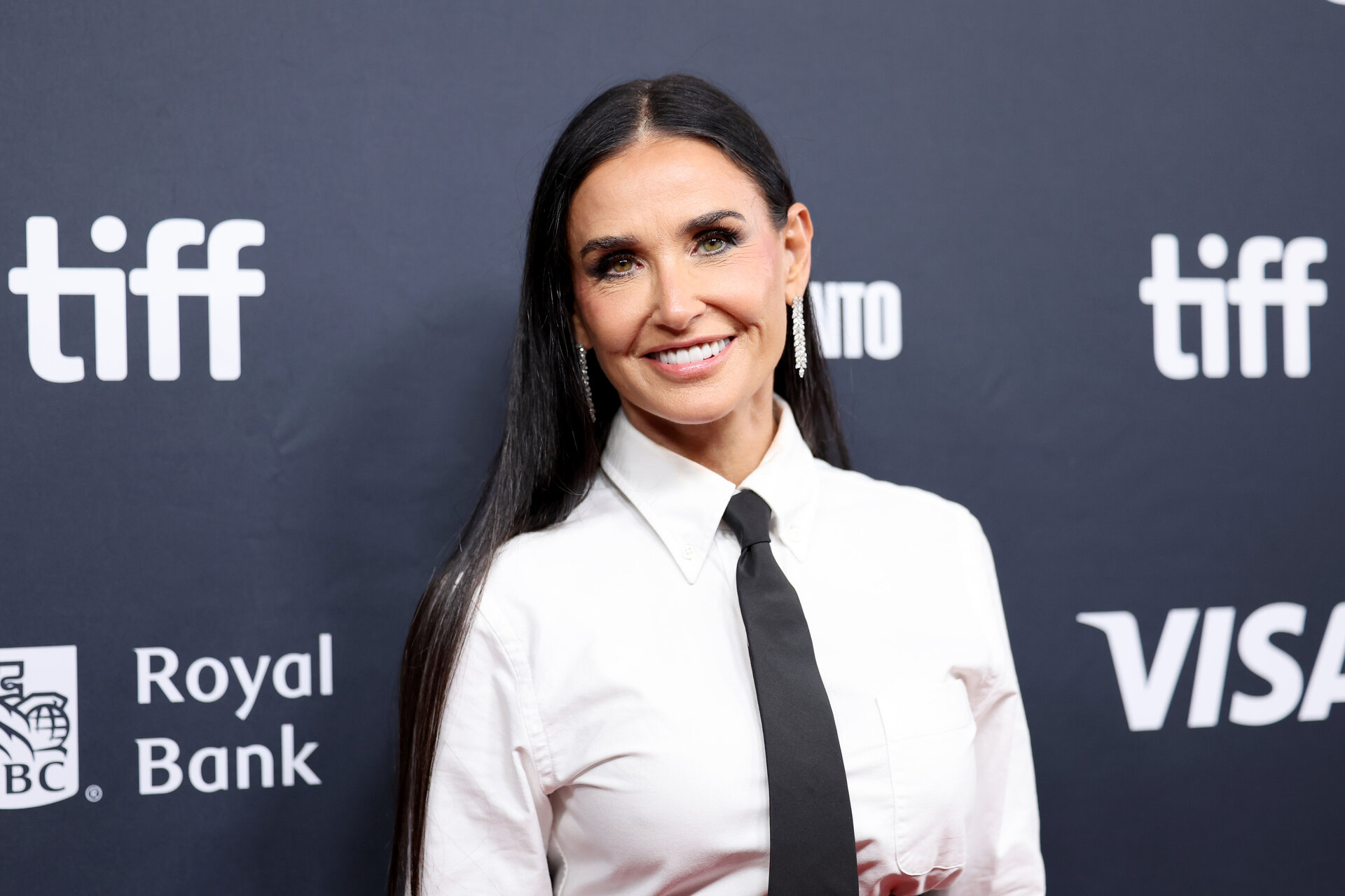 Demi Moore Teeth: Implants, Veneers and a Smile Makeover Story